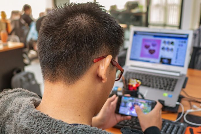 Hukum Main Game di Kantor dalam Pandangan Islam - Cahaya Islam