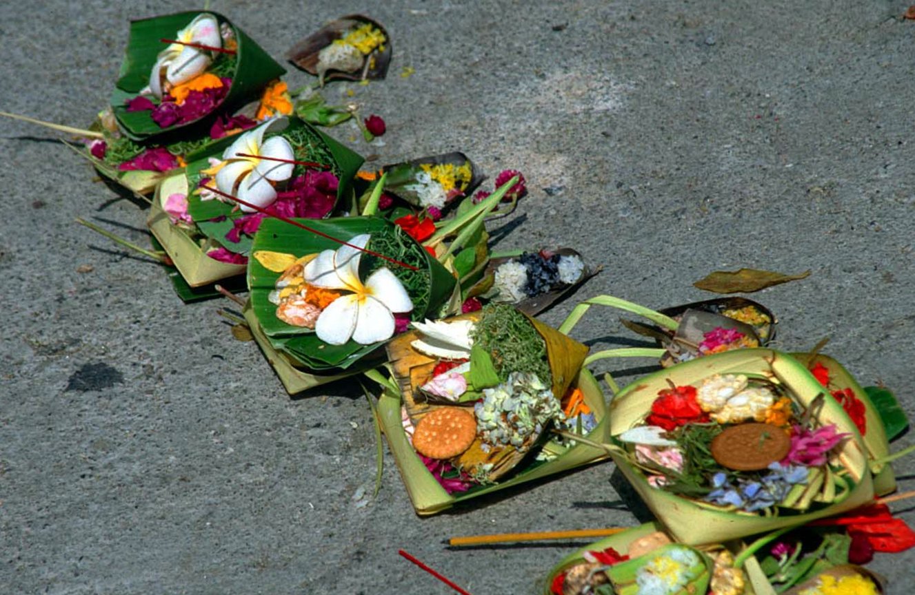 Sajen atau Sesaji Masih Jadi Budaya, Ketahui Bahaya Syirik - Cahaya Islam