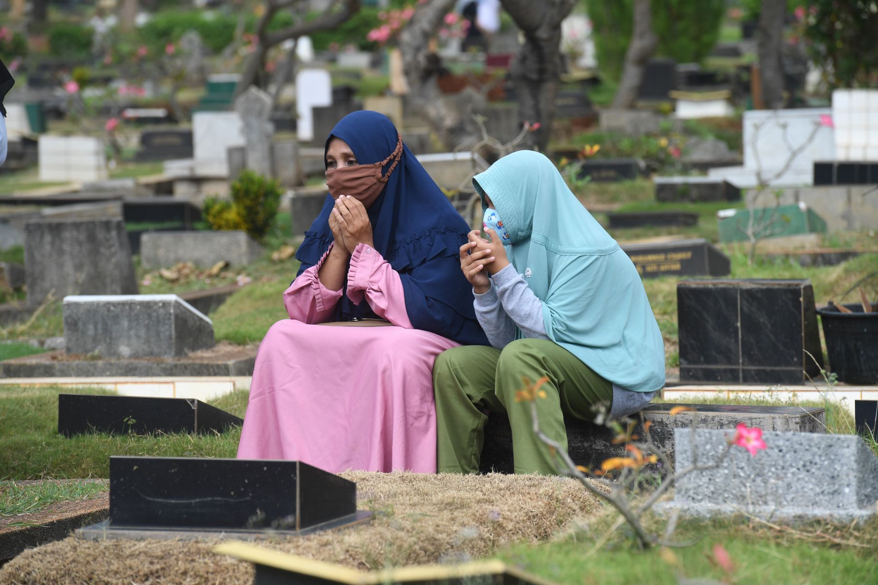 Begini Tata Cara Ziarah Kubur Sesuai Sunnah - Cahaya Islam